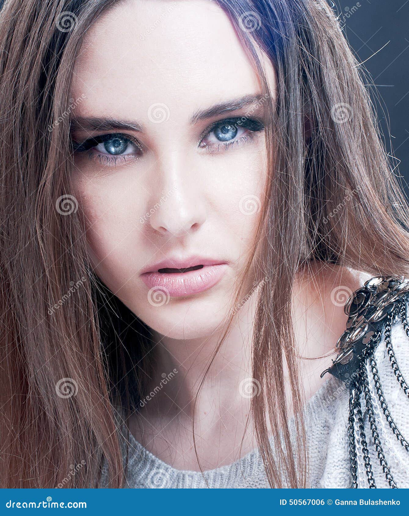 Portrait De Belle Femme De Brune Avec Des Yeux Bleus Photo Stock