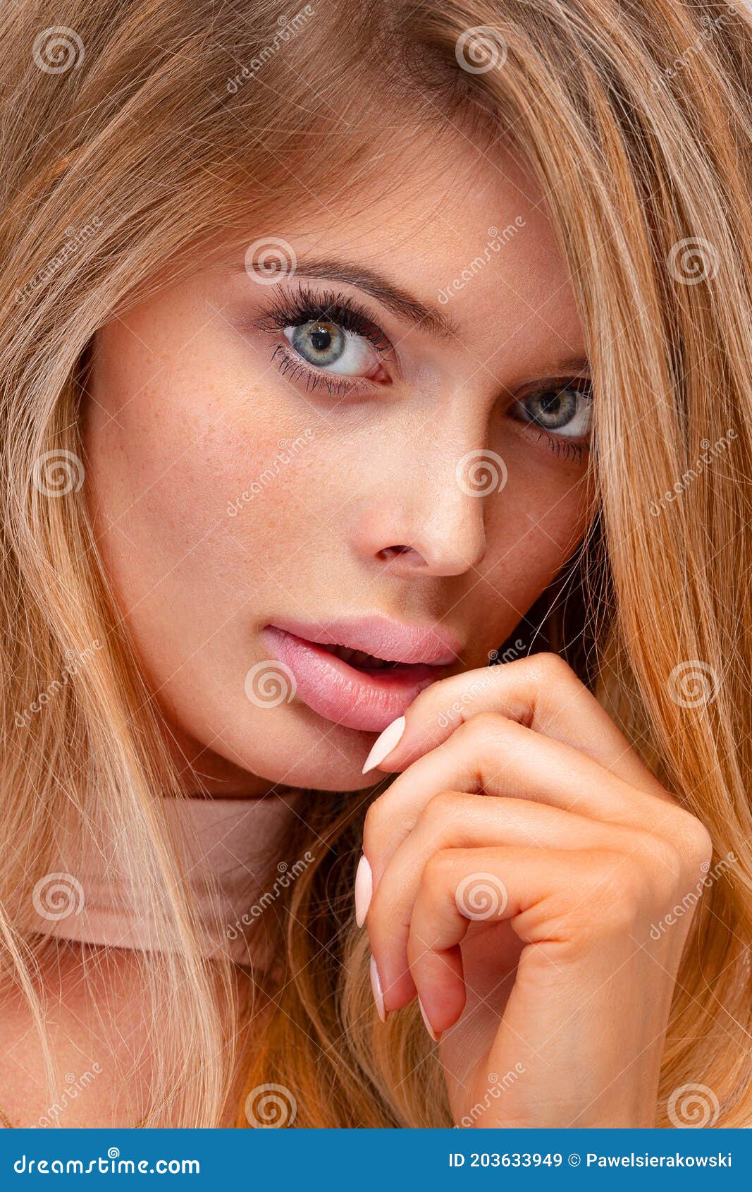 Portrait De Belle Fille Blonde Sexy Avec De Longs Cheveux Et Port