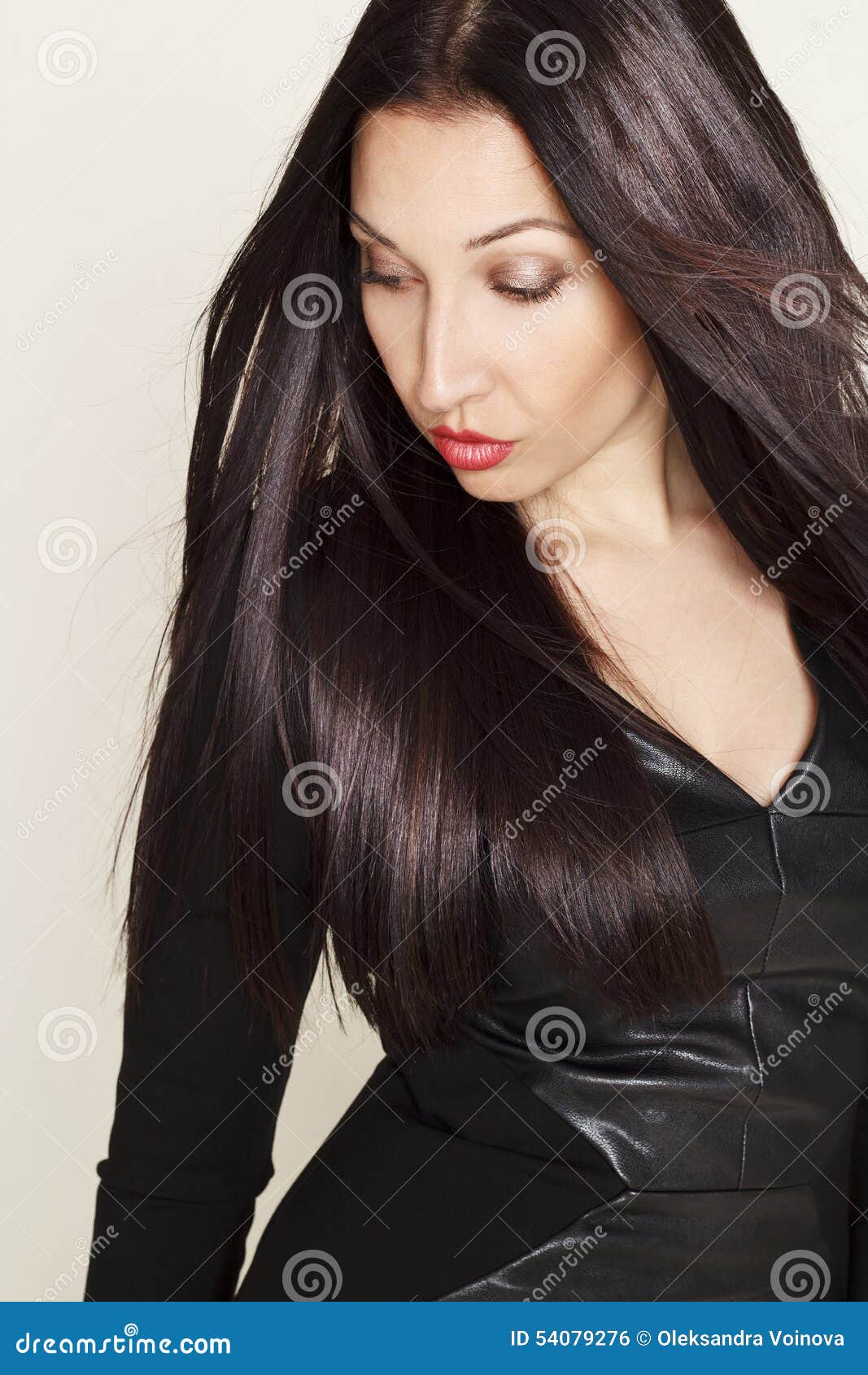 Portrait De Belle Jeune Femme Sexy Dans La Robe En Cuir Noire Photo