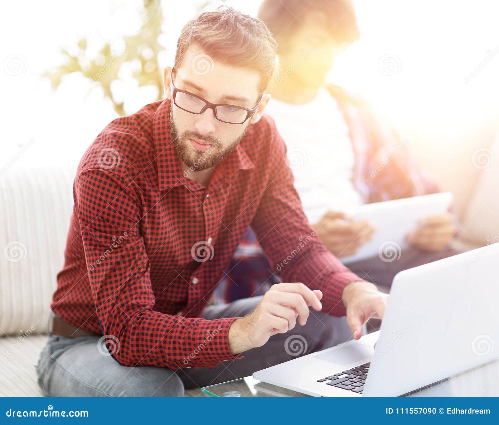 Portrait De Deux Concepteurs De Web Discutant Un Projet Devant Un ...