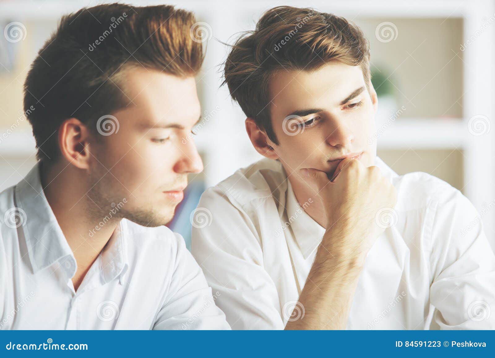 Portrait de deux messieurs image stock. Image du métier - 84591223