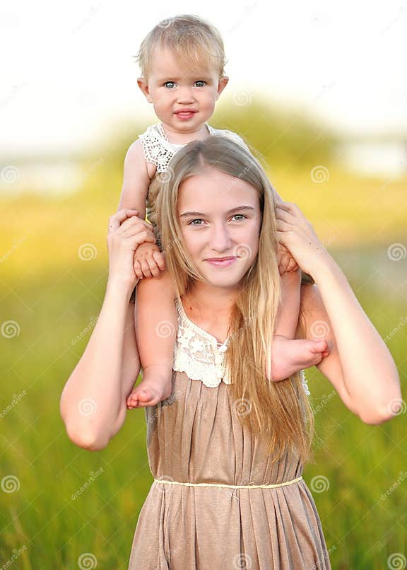 Portrait de deux soeurs photo stock. Image du amour, soeur - 46299440