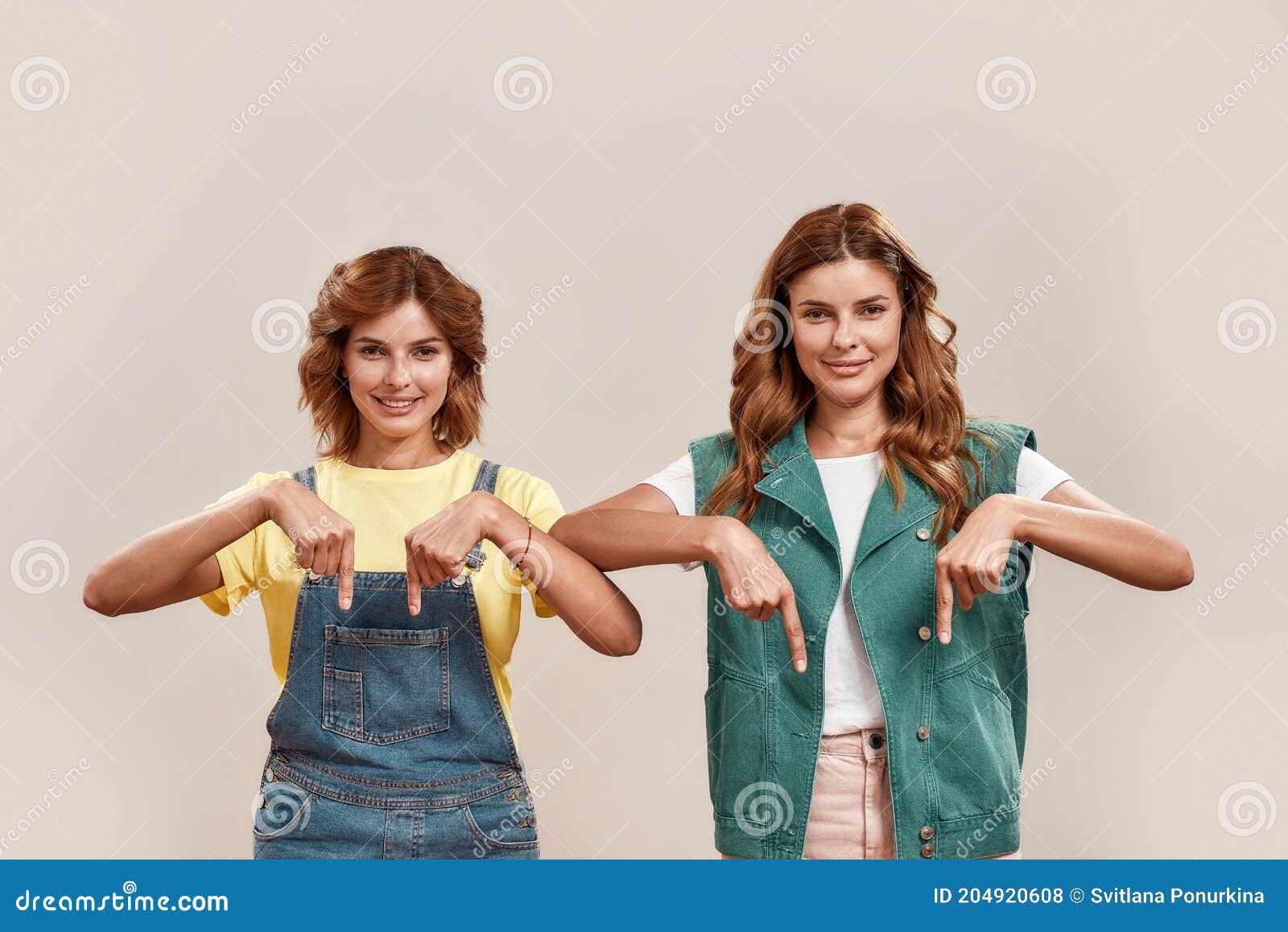 Portrait De Deux Soeurs Jumelles Attrayantes De Jeunes Filles Dans La