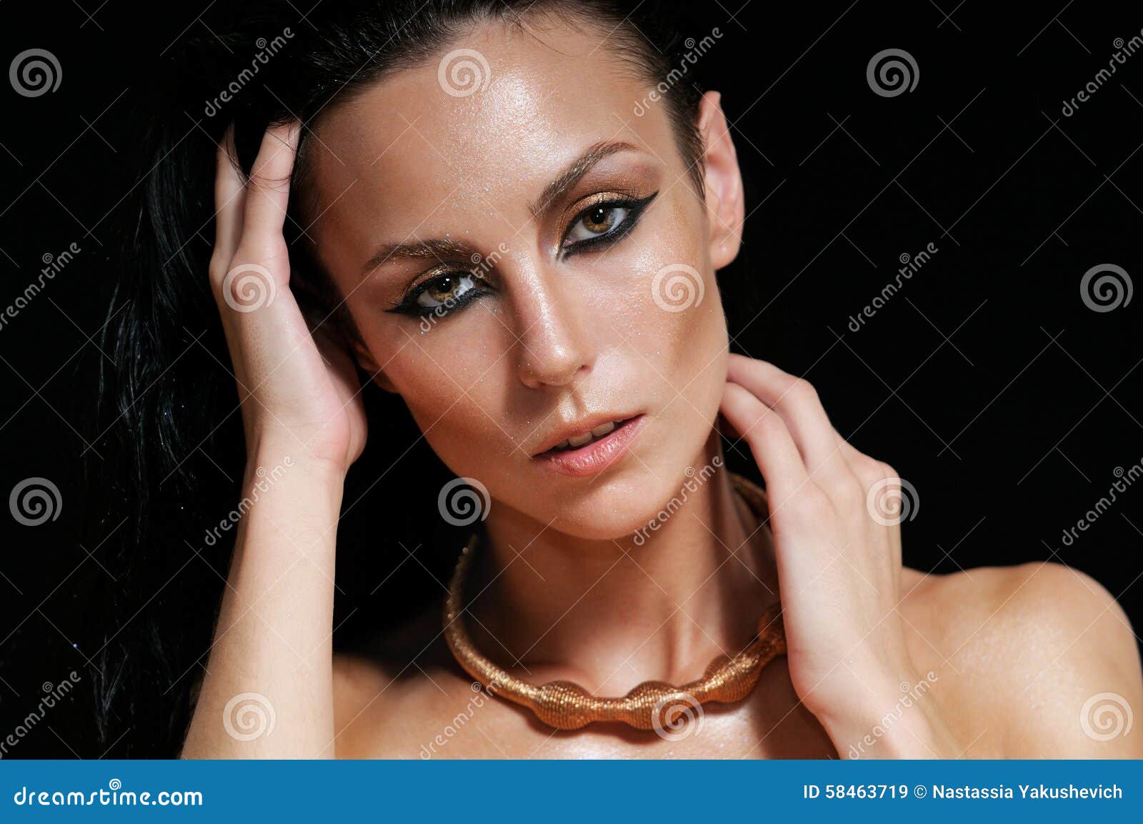 Portrait De Femme Fascinante Brillante Avec Les Cheveux Humides Sur Le