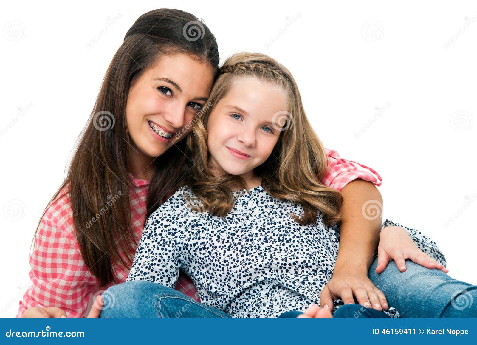 Portrait De Fille De Ladolescence Mignonne Avec Une Plus Jeune Soeur