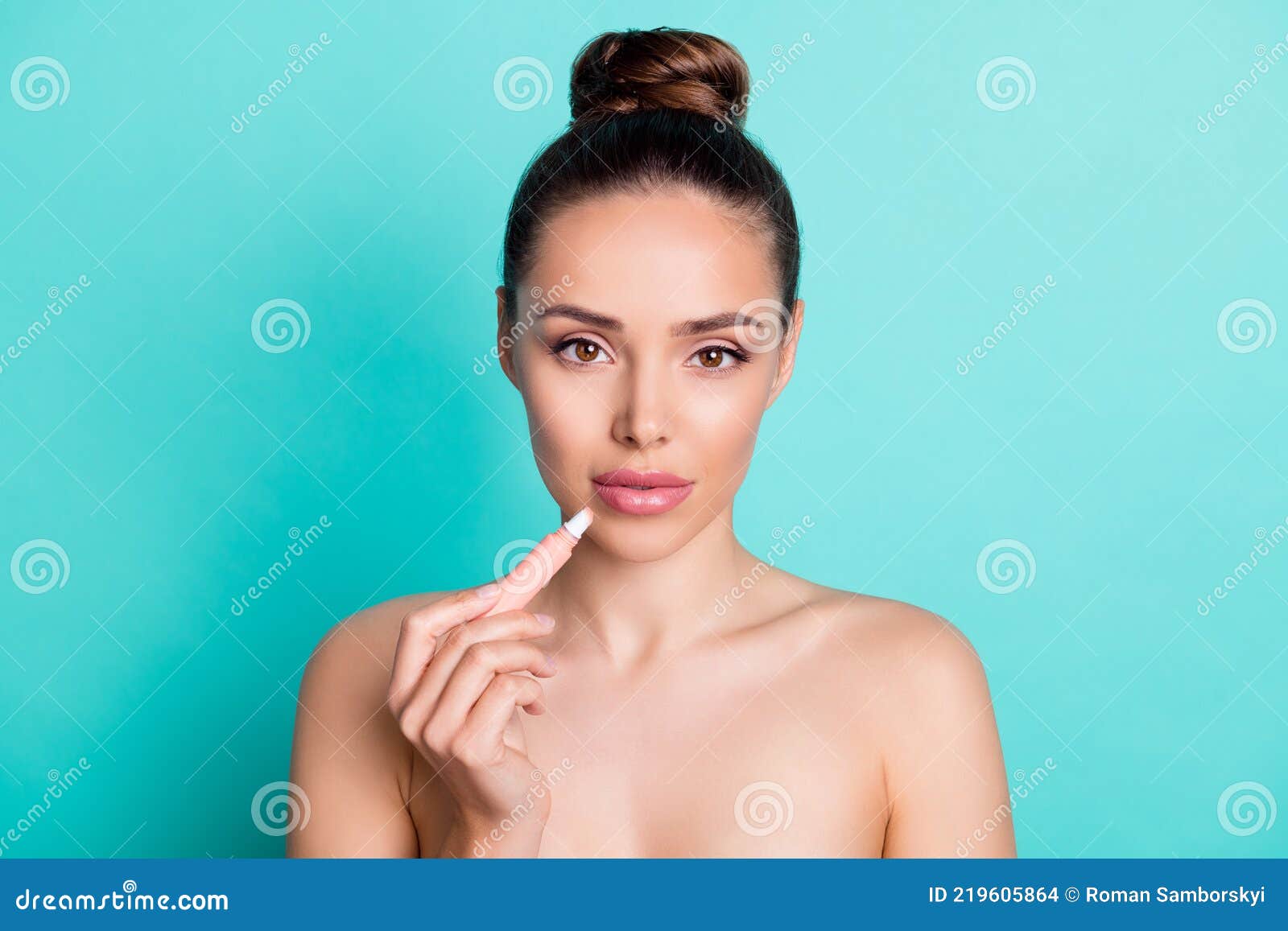 Portrait De Fille Nue Attrayante Application De Baume à Lèvres De