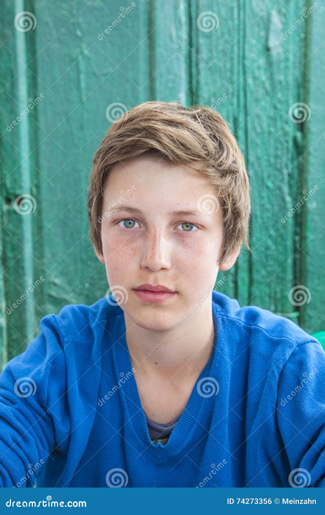 Portrait De Jeune Adolescent Heureux Photo stock - Image du garçon ... Portrait De Jeune Adolescent Heureux Photo stock - Image du garçon ...