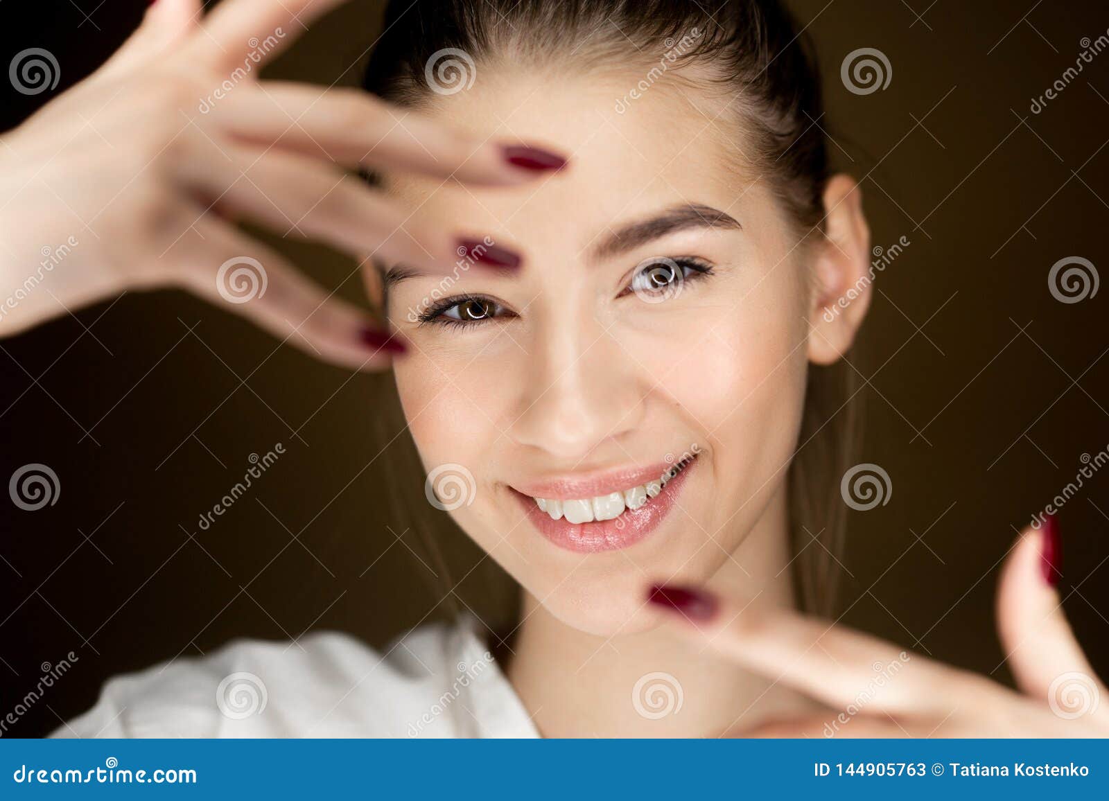 Portrait De Jeune Belle Fille Chtain Avec Le Maquillage Naturel Tenant