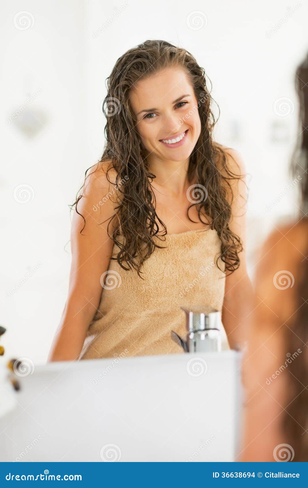 Portrait De Jeune Femme De Sourire Avec Les Cheveux Humides Dans La