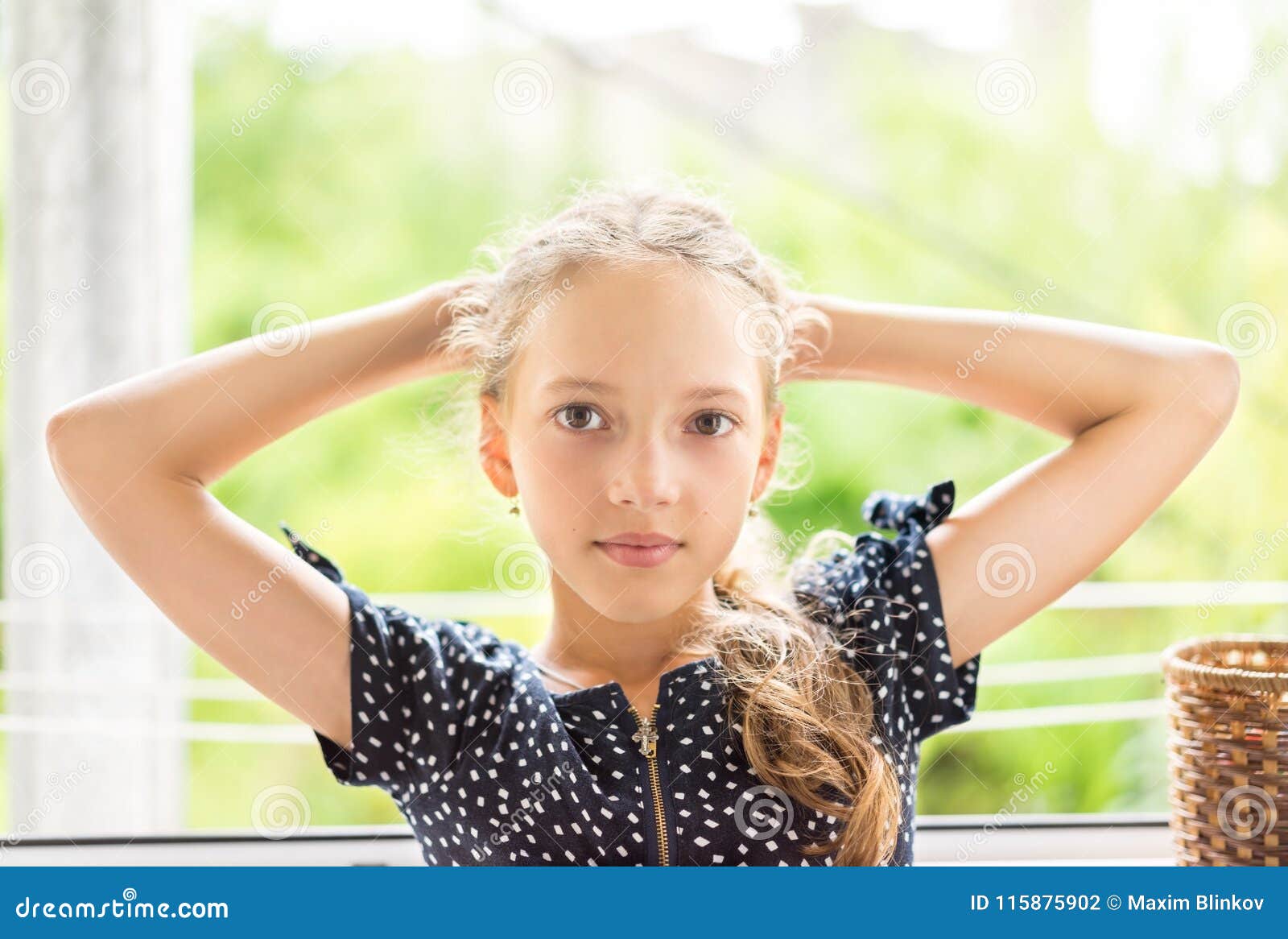 Portrait De Jeune Fille Attirante Photo Stock Image Du Verticale