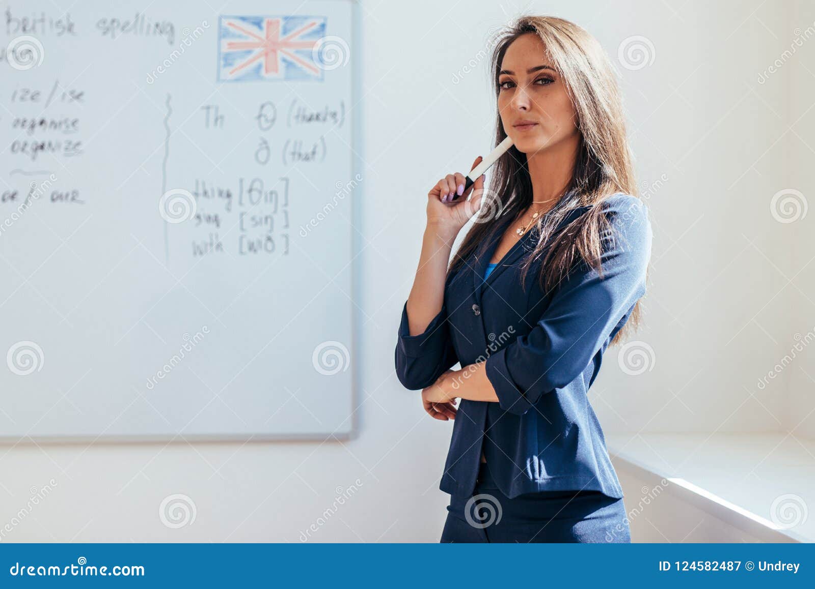 Portrait De Jeune Professeur Devant Le Tableau Blanc Image stock ...