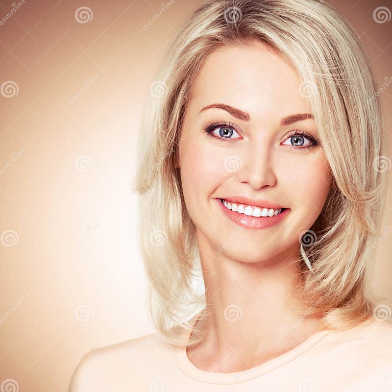 Portrait De Jeunes Belles Filles De Sourire Fille Mignonne Photo Stock