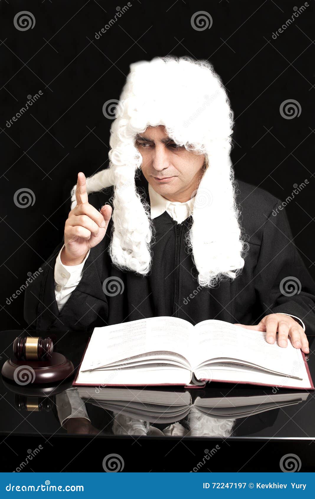 Portrait De Lavocat Masculin With Judge Gavel Et Du Livre Sur Le Backg