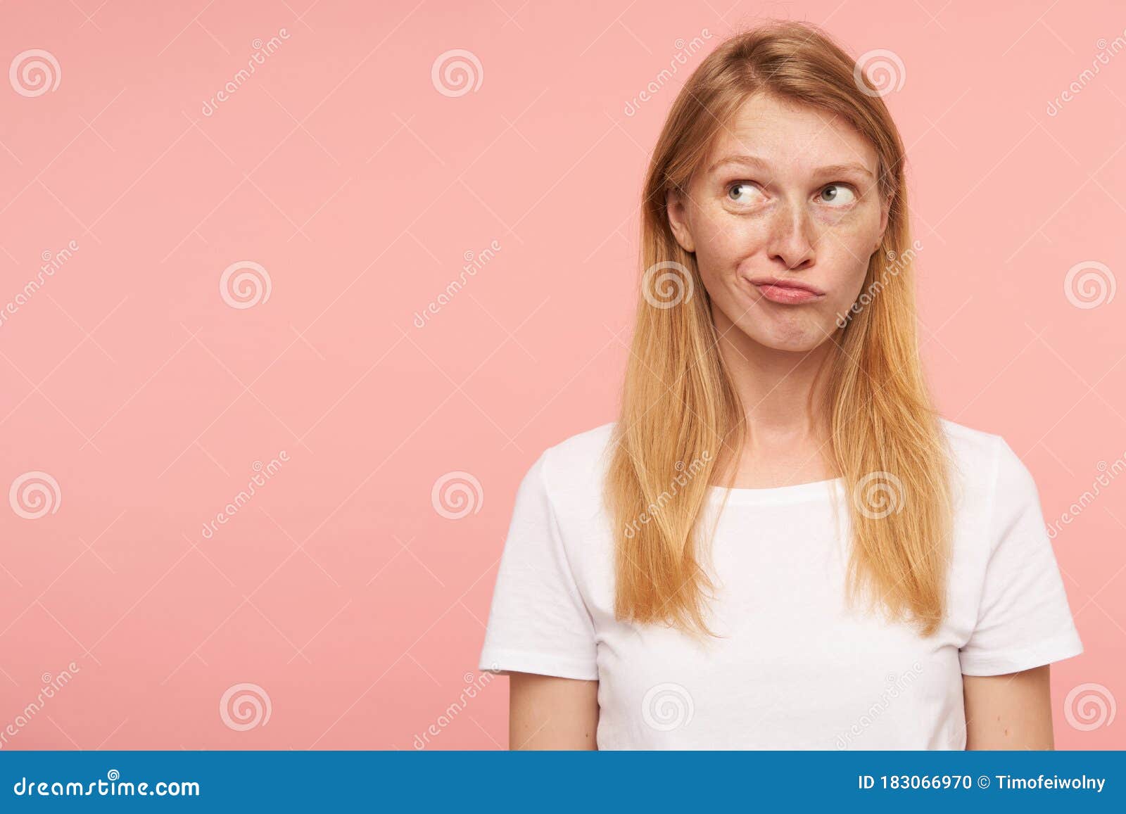Portrait De La Jeune Fille Rousse Aux Cheveux Longs Perplexe Tournant