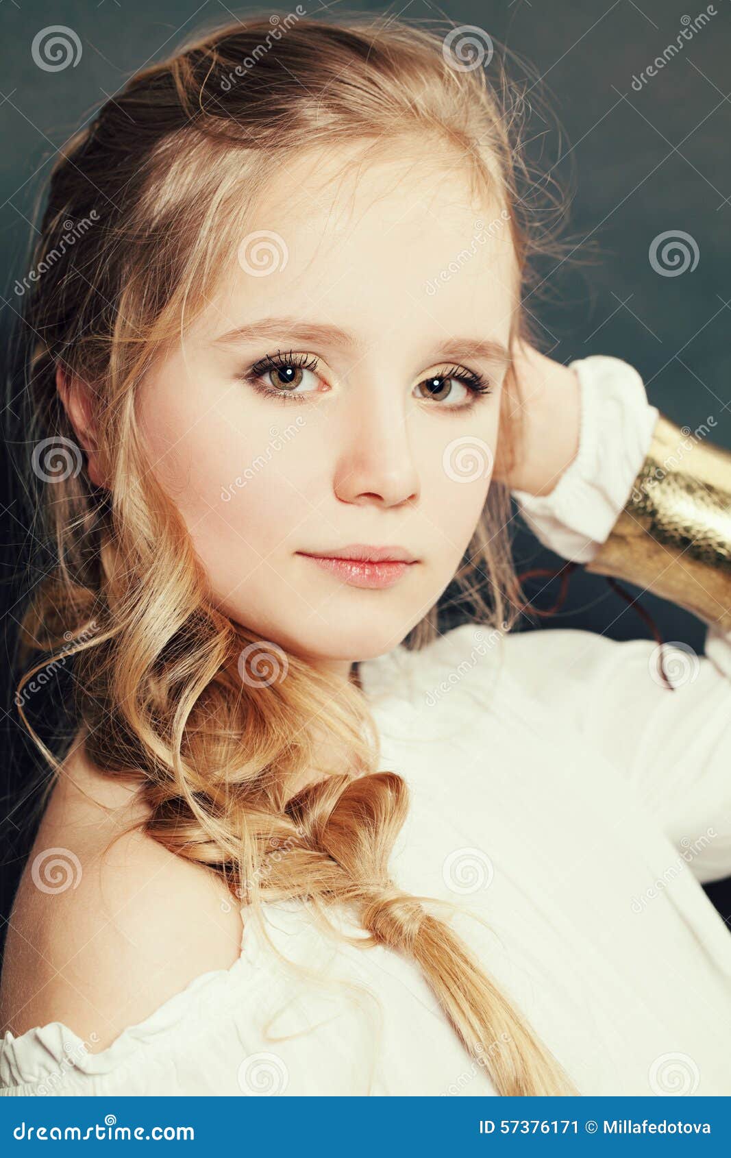 Portrait De Mode De Jeune Mannequin De Ladolescence Blond De Fille