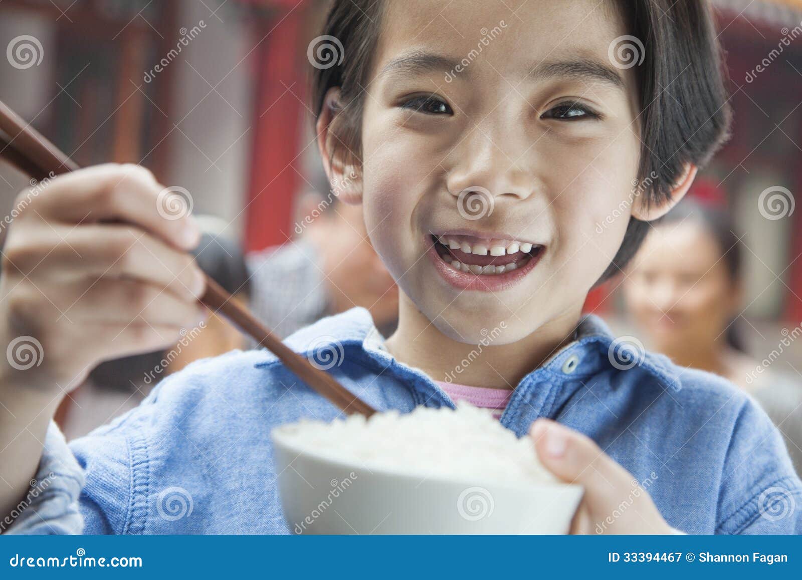 Portrait De Petite Fille Mangeant Du Riz Image stock - Image du enfants ...
