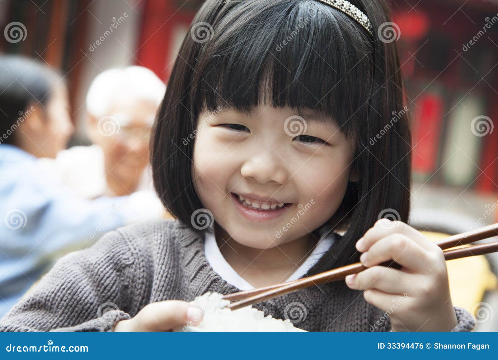 Portrait De Petite Fille Mangeant Du Riz Photo stock - Image du chinois ...
