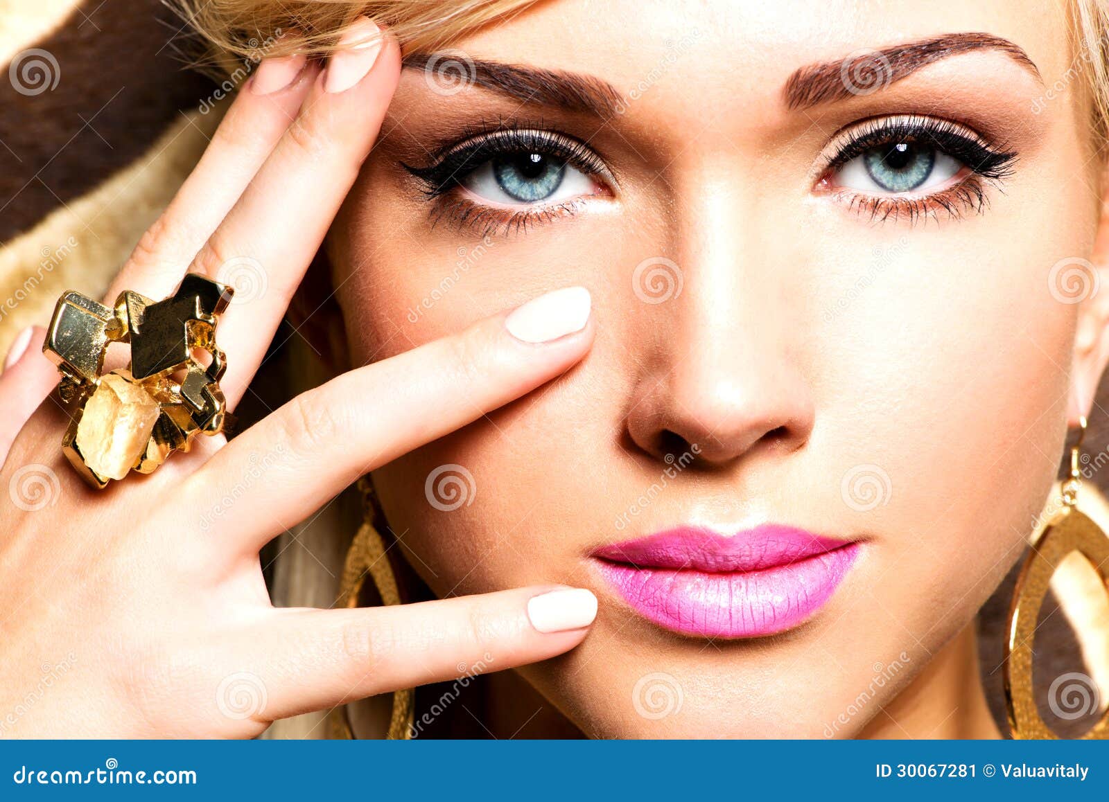 Beau Visage De Jeune Femme Avec Le Maquillage De Mode Image Stock