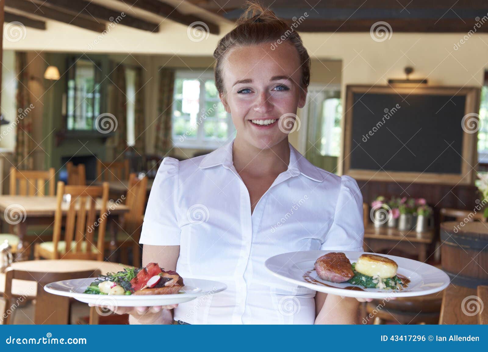 Portrait De Restaurant De Serving Food in De Serveuse Photo stock ...