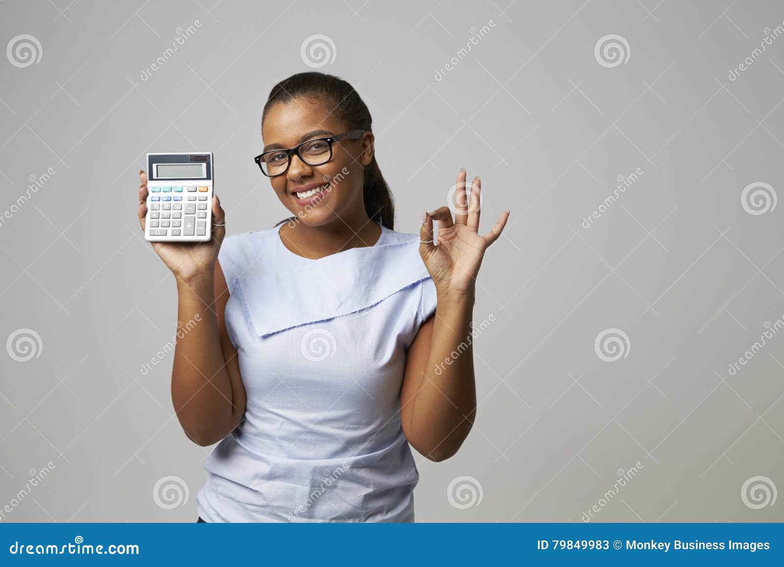 Portrait De Studio De Comptable Féminin Using Calculator Image stock ...