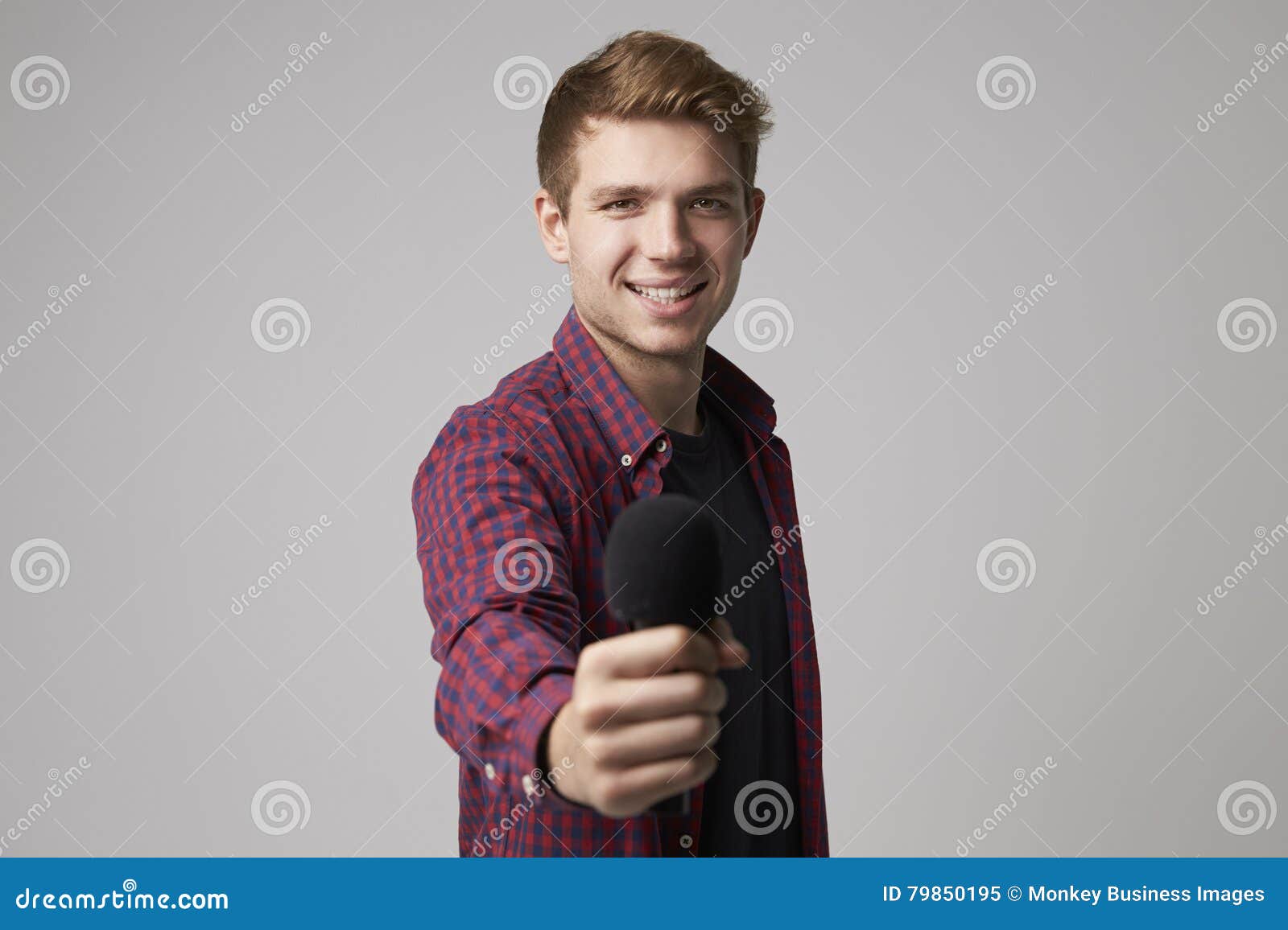 Portrait De Studio Du Journaliste Masculin with Microphone Image stock ...