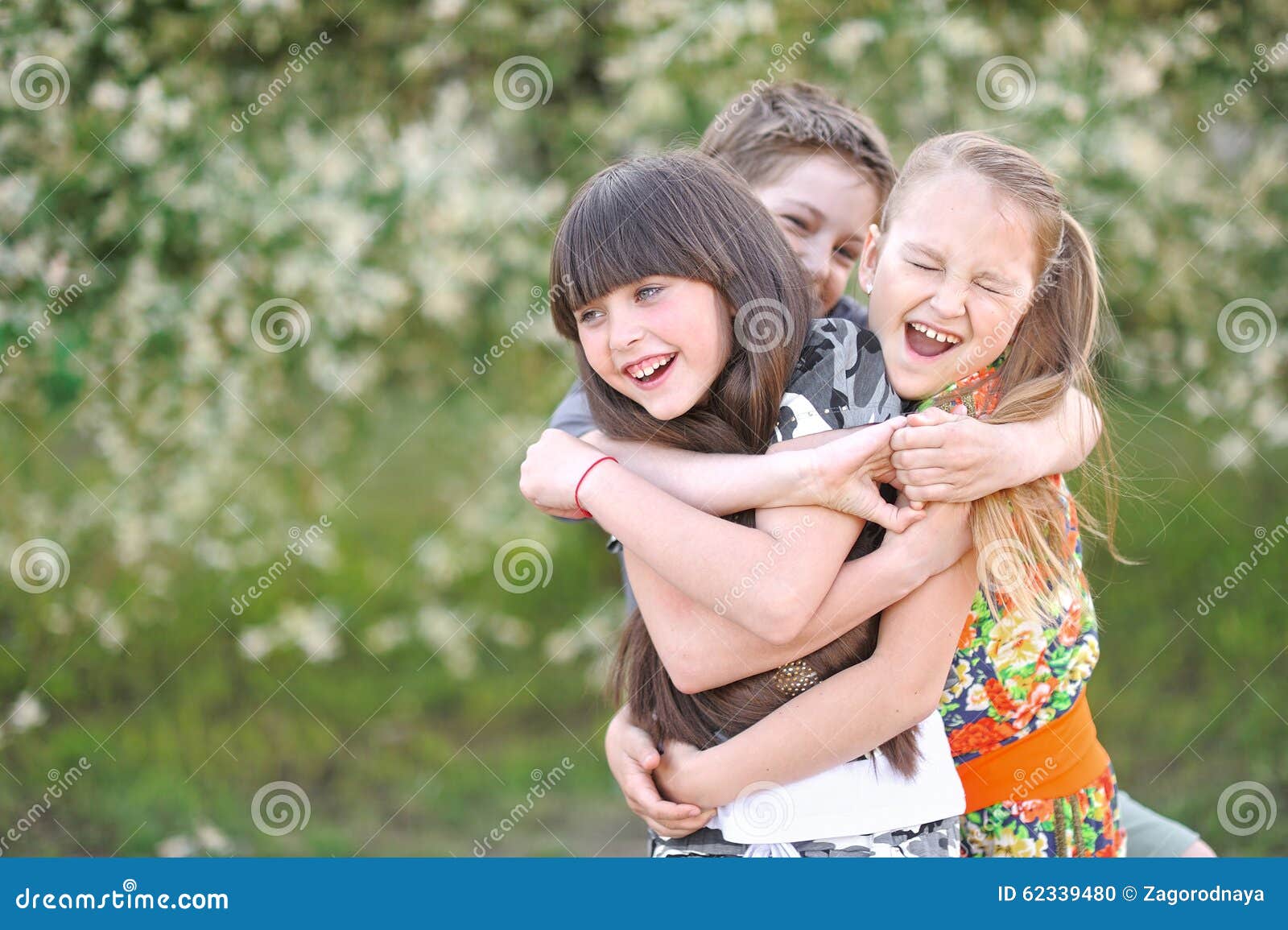Portrait de trois amies photo stock. Image du joie, heureux - 62339480