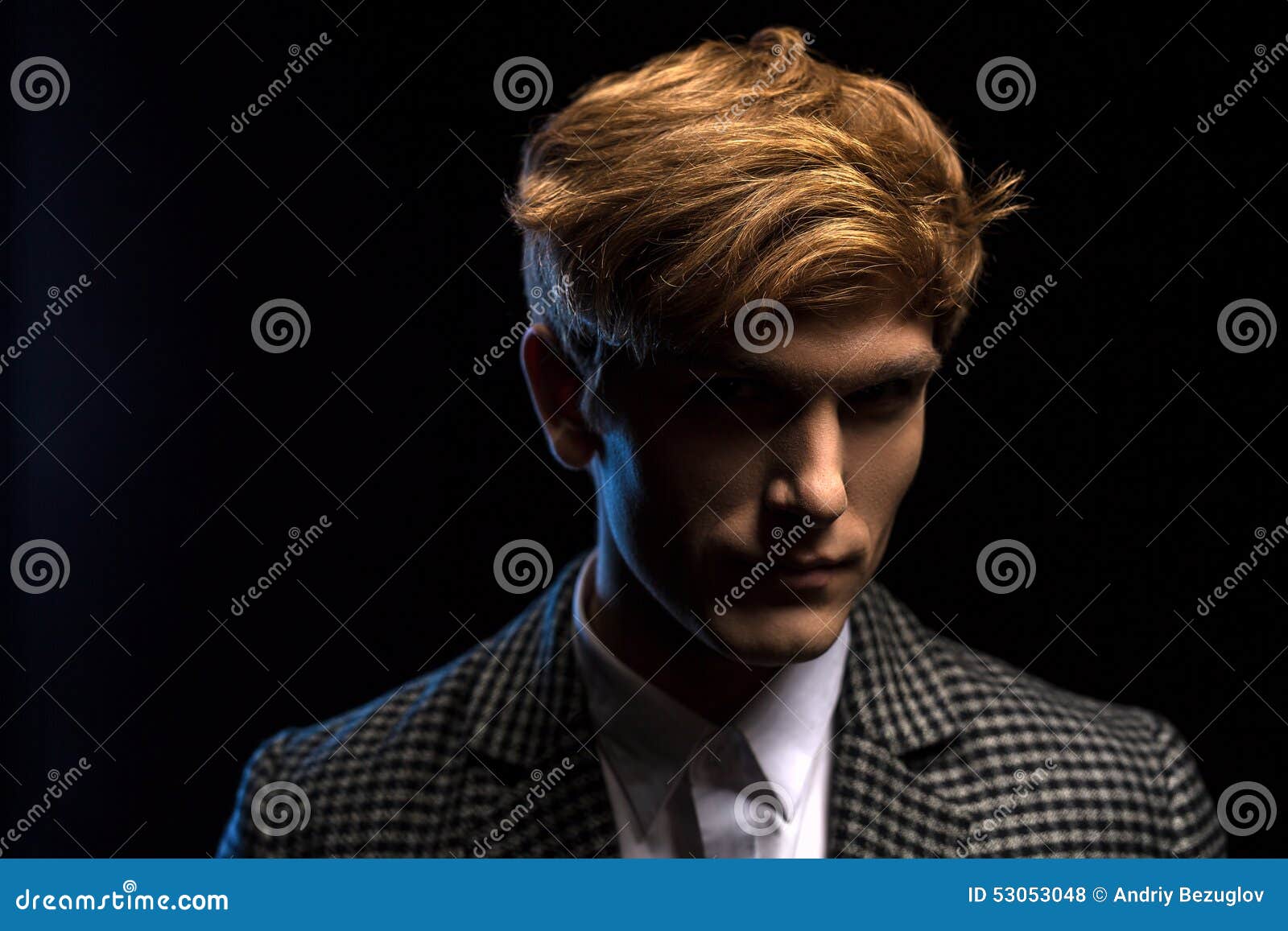 Portrait De Type Beau Roux Sur Un Noir Photo stock - Image du paumette ...
