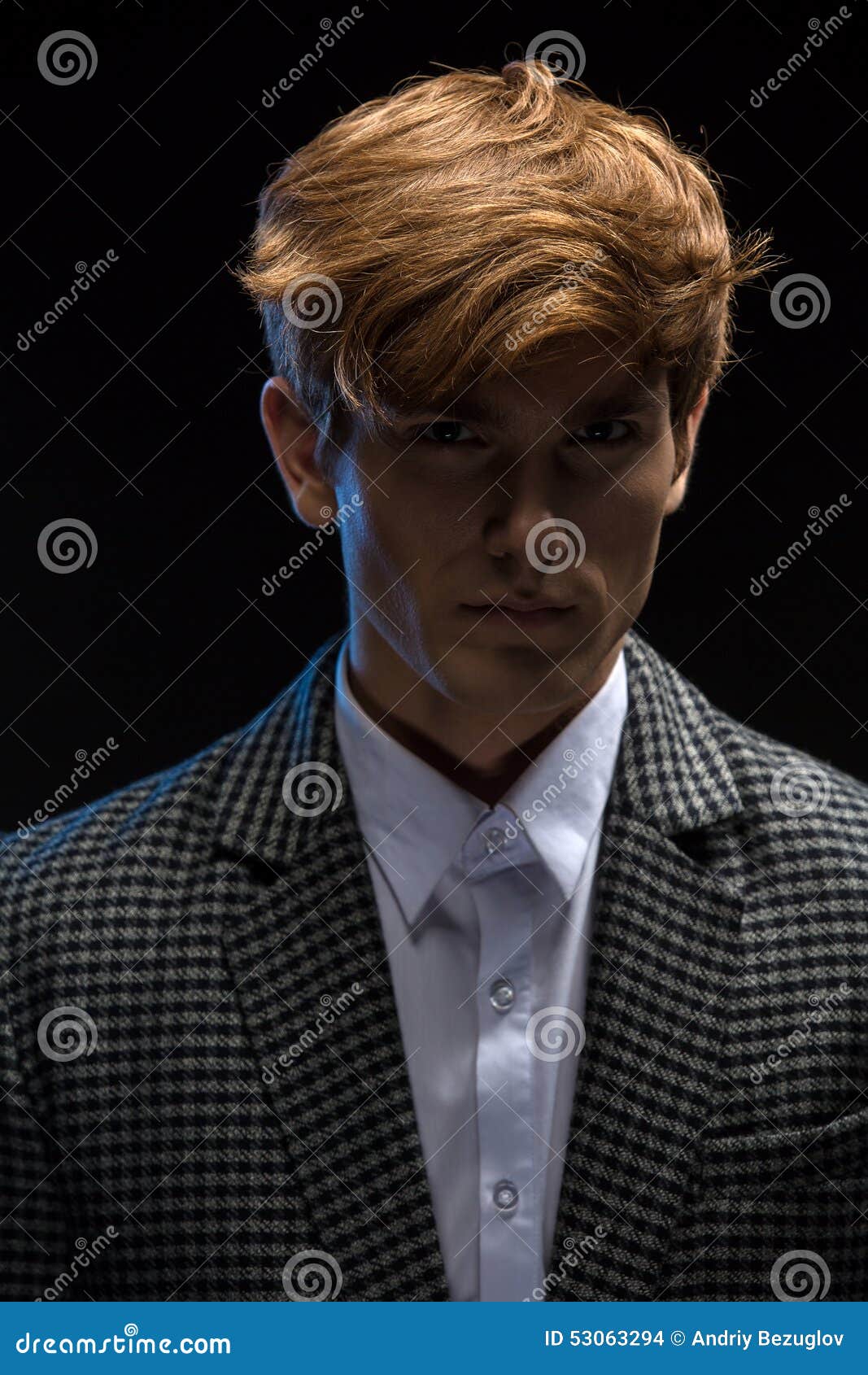 Portrait De Type Beau Roux Sur Un Noir Photo stock - Image du cheveu ...