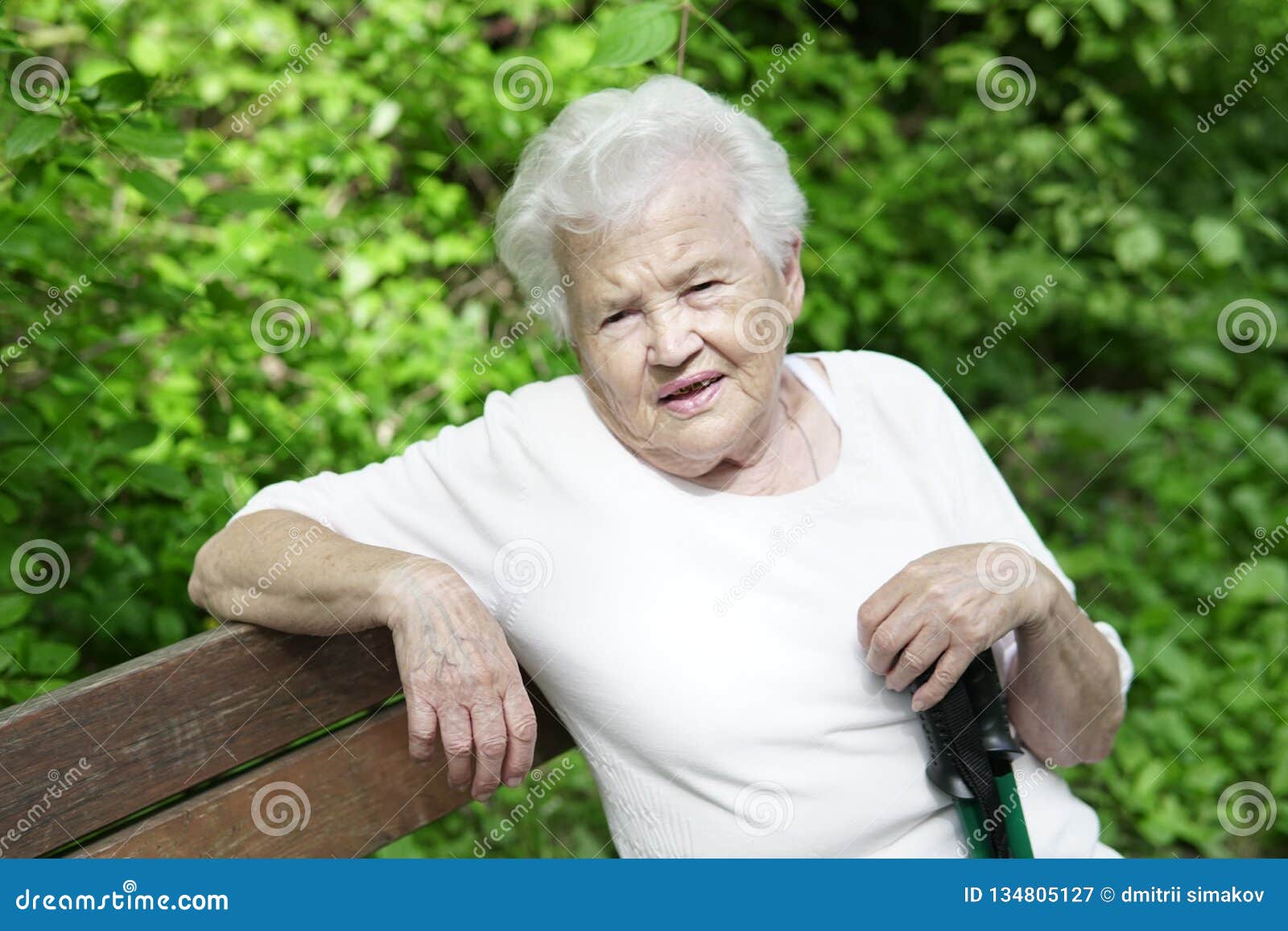 Portrait De Vieille Mamie Sur Un Banc De Parc Gentil Photo Stock Hot