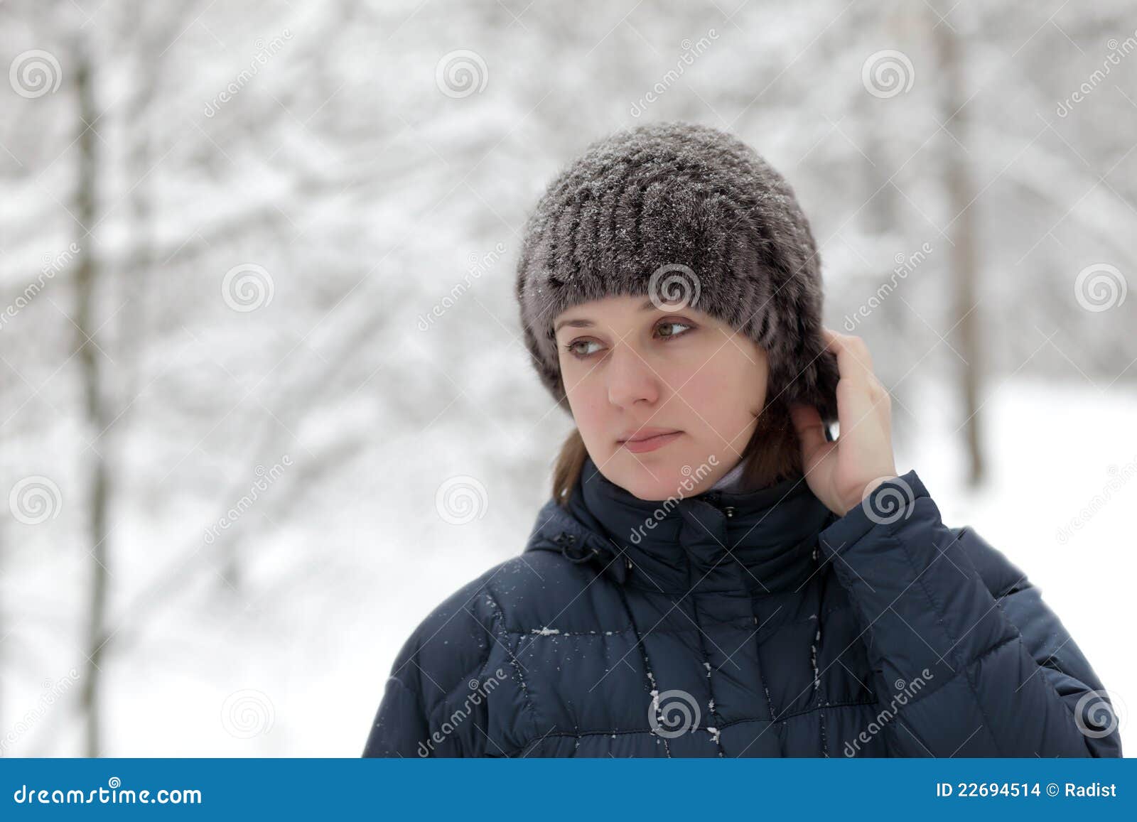 Portrait Der Frau Im Winter Stockfoto - Bild von park, kalt: 22694514