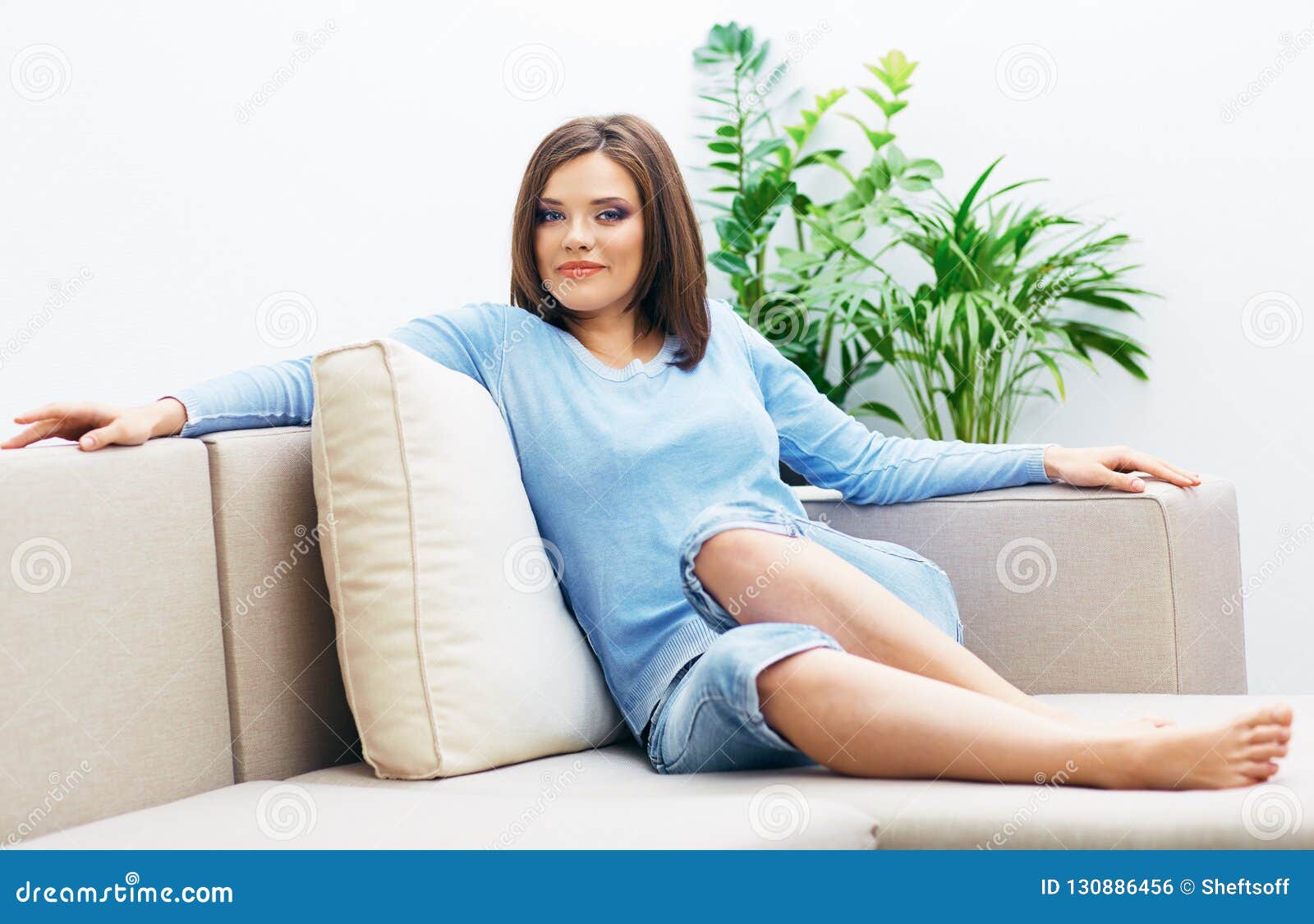 Portrait Der Jungen Frau Sitzend Auf Couch Stockfoto Bild Von Haar