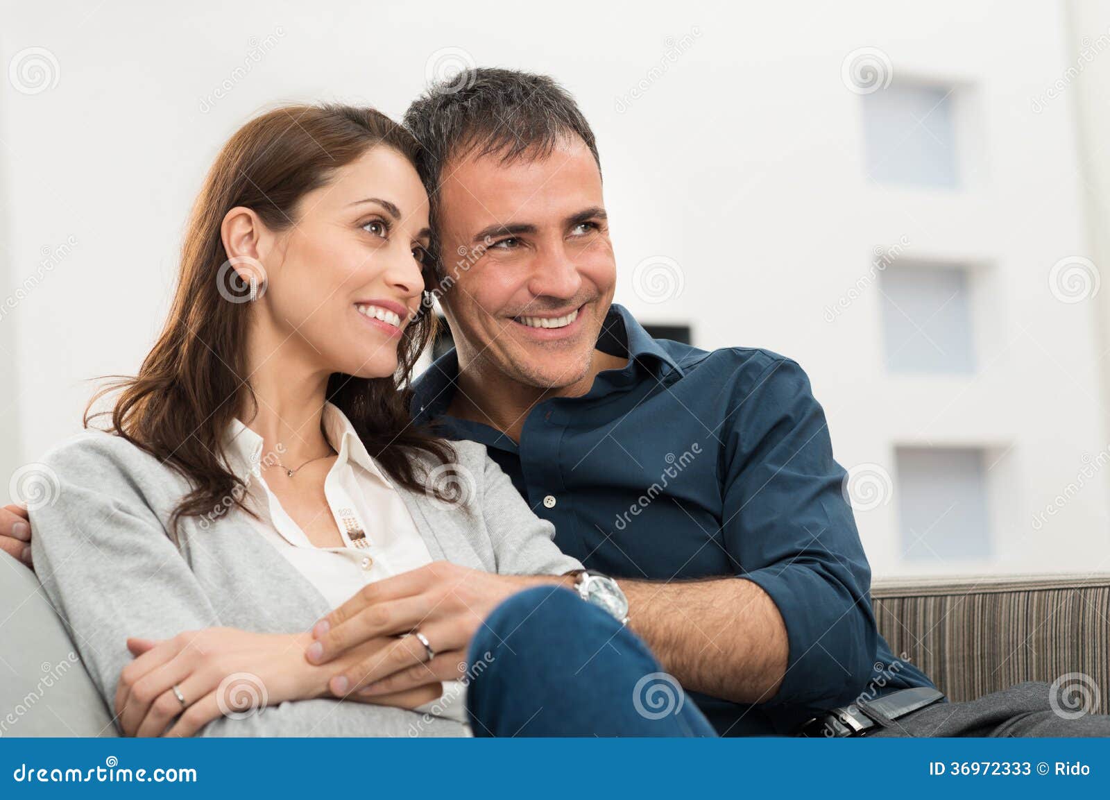 Portrait Des Couples Heureux Image stock - Image du lifestyle, divan ...