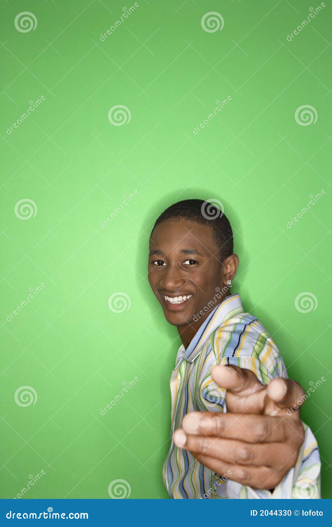 Portrait Des Jugendlich Jungen. Stockfoto - Bild von schultern, jugend ...