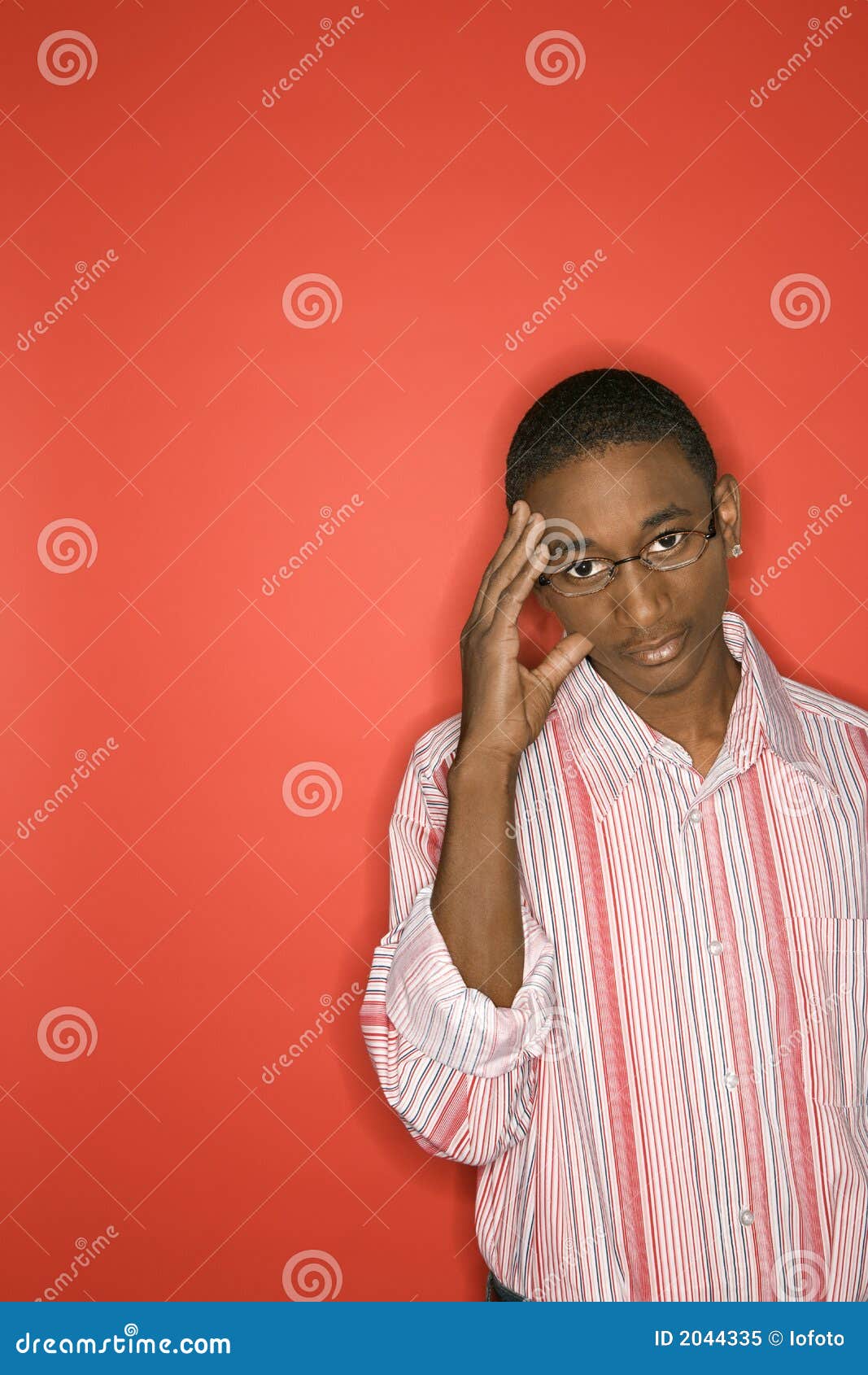 Portrait Des Jugendlich Jungen Auf Rot. Stockbild - Bild von jugendlich ...