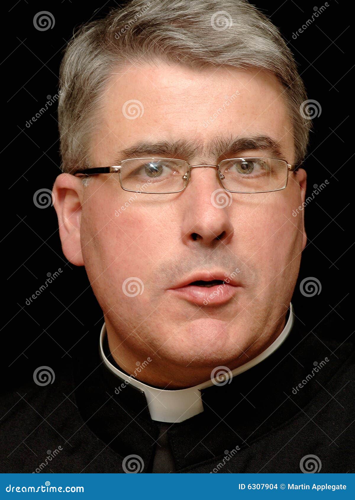 Portrait Des Katholischen Priesters Stockfoto - Bild von gesicht, fromm ...