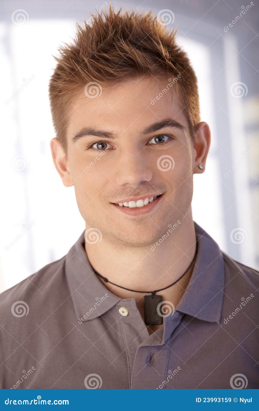 Portrait Des Schönen Jungen Kerls Stockbild - Bild von beiläufig, kleidung: 23993159