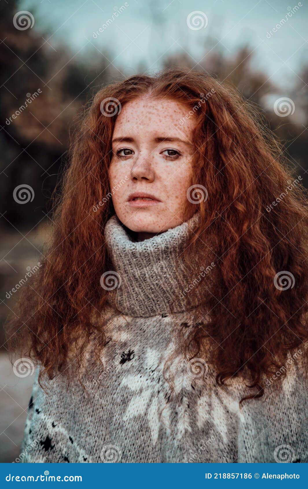 Portrait Décontracté De Belle Femme Aux Cheveux Roux Avec Des Taches De