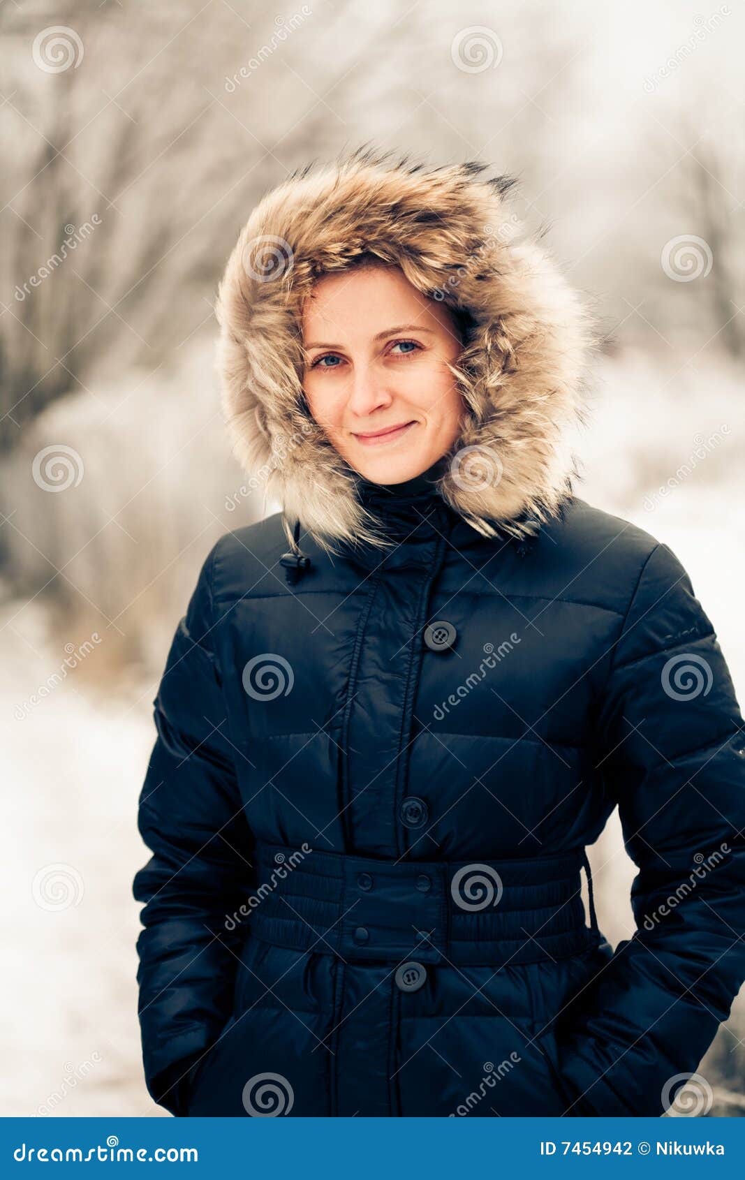Portrait einer Winterfrau stockfoto. Bild von pelz, mädchen - 7454942