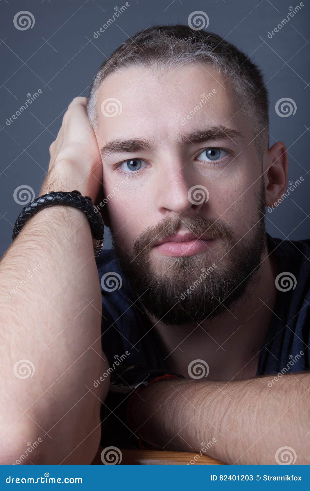 Portrait Eines Jungen Mannes Mit Einem Bart Stockbild - Bild von bart ...