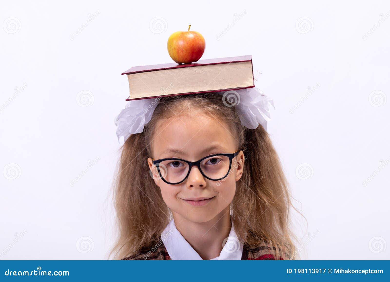 Portrait Eines Schulmädchens Mit Einem Apfel Und Des Buches Auf Ihrem