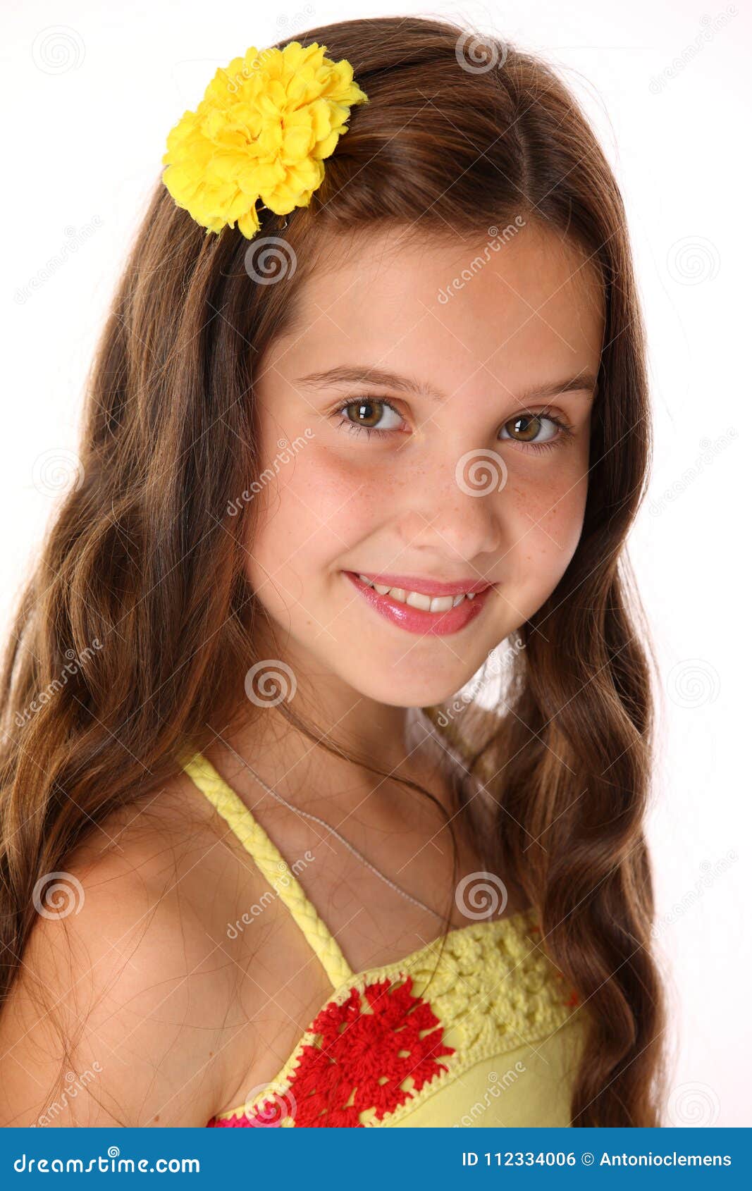 Portrait En Gros Plan D'une Belle Jeune Adolescente Heureuse Avec De ... Portrait En Gros Plan D'une Belle Jeune Adolescente Heureuse Avec De ...