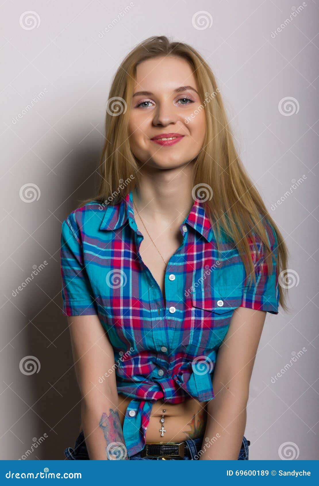 Portrait En Gros Plan De Jeune Fille Sexy Dans Les Jeans Et Une Chemise ... Portrait En Gros Plan De Jeune Fille Sexy Dans Les Jeans Et Une Chemise ...