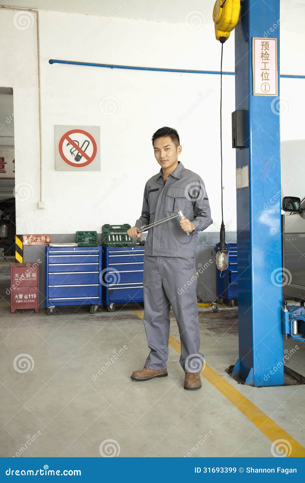 Portrait of Garage Mechanic Stock Image - Image of skill, adjustable ...