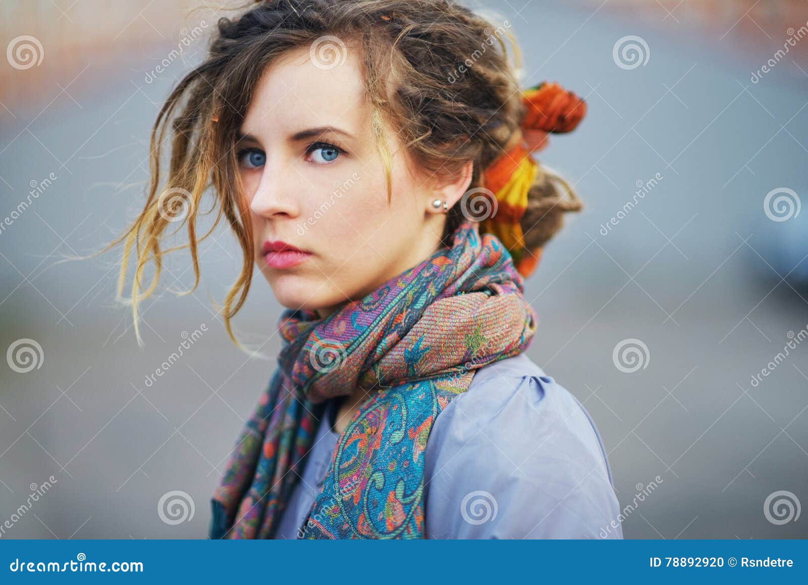 Portrait Magnifique Dune Jeune Fille Sérieuse Avec De Beaux Yeux Bleus