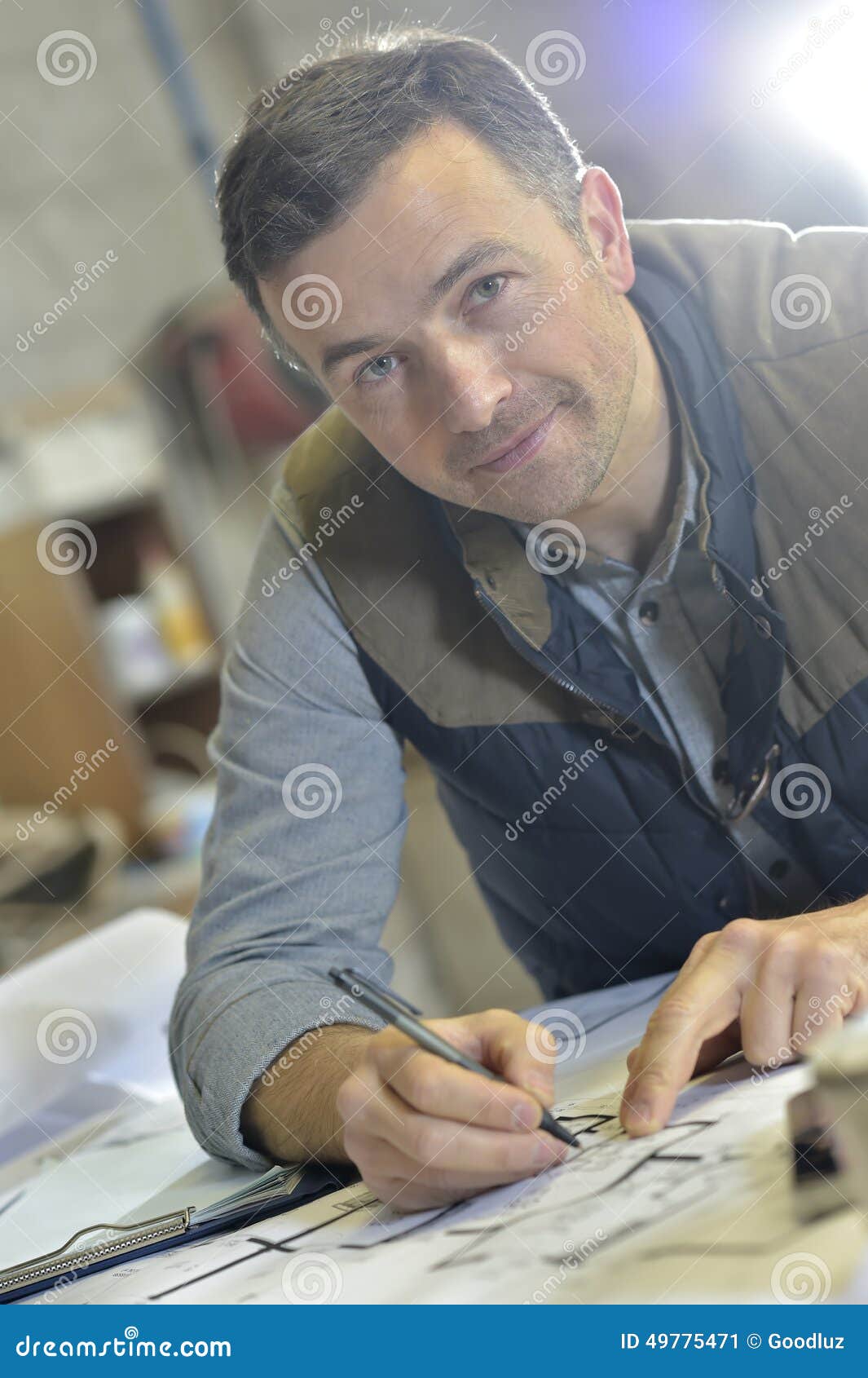 Portrait of man carpenter stock image. Image of designing - 49775471