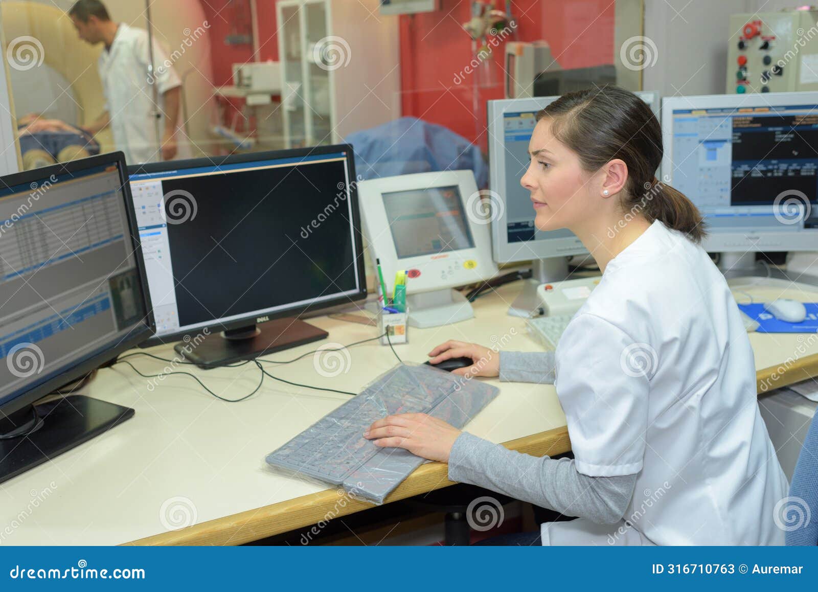 Portrait Mri Scanner Test Analysis Stock Image - Image of medicare ...