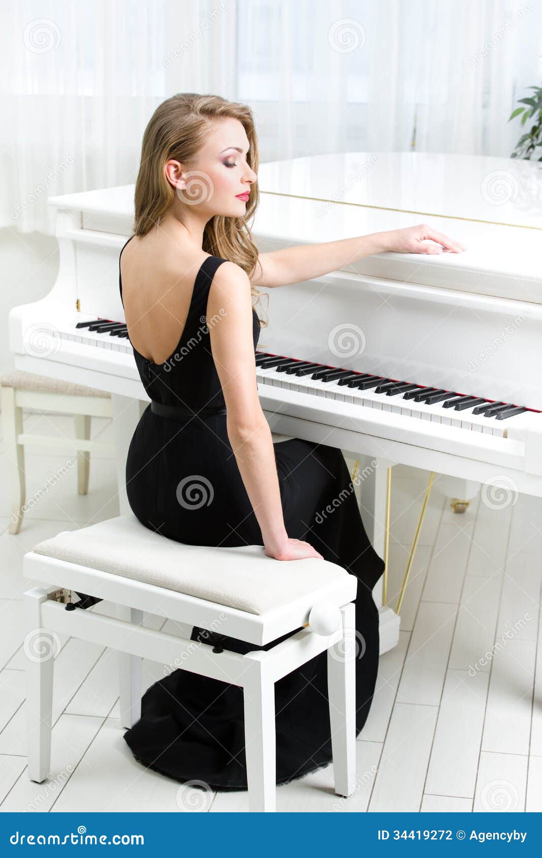 952 Portrait Musician Sitting Playing Piano Stock Photos - Free ...