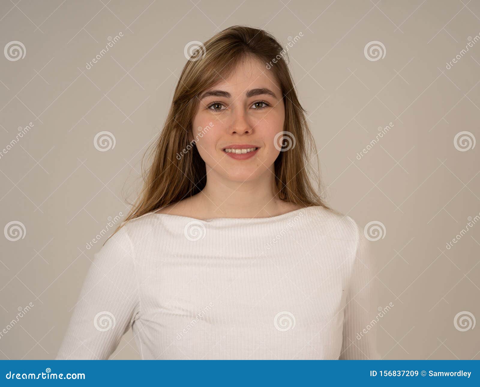 Portrait Naturel Dune Jeune Adolescente Séduisante Qui Regarde Et Pose