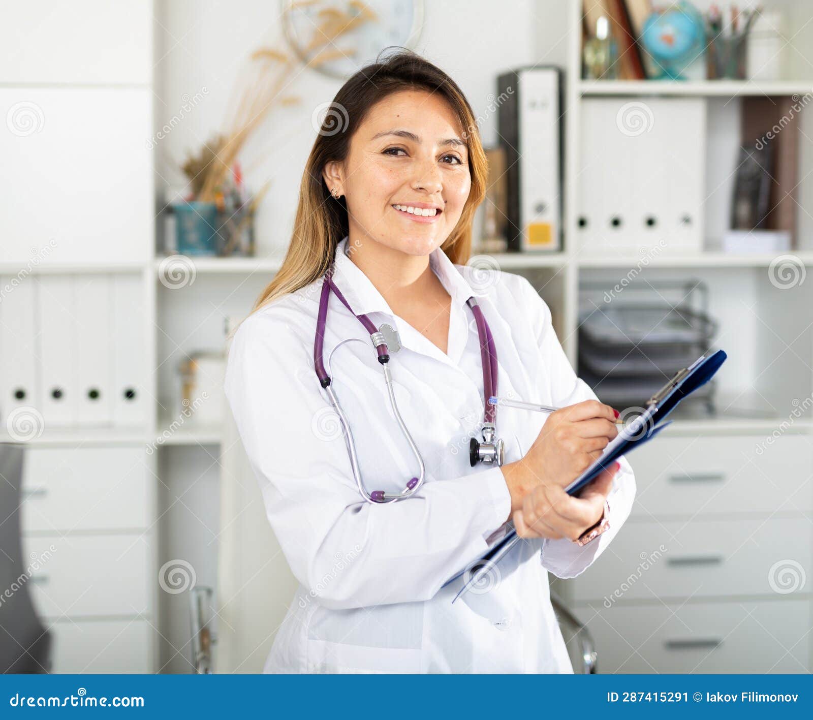 Doctor Making Notes on Clipboard Stock Image - Image of office, woman ... Doctor Making Notes on Clipboard Stock Image - Image of office, woman ...