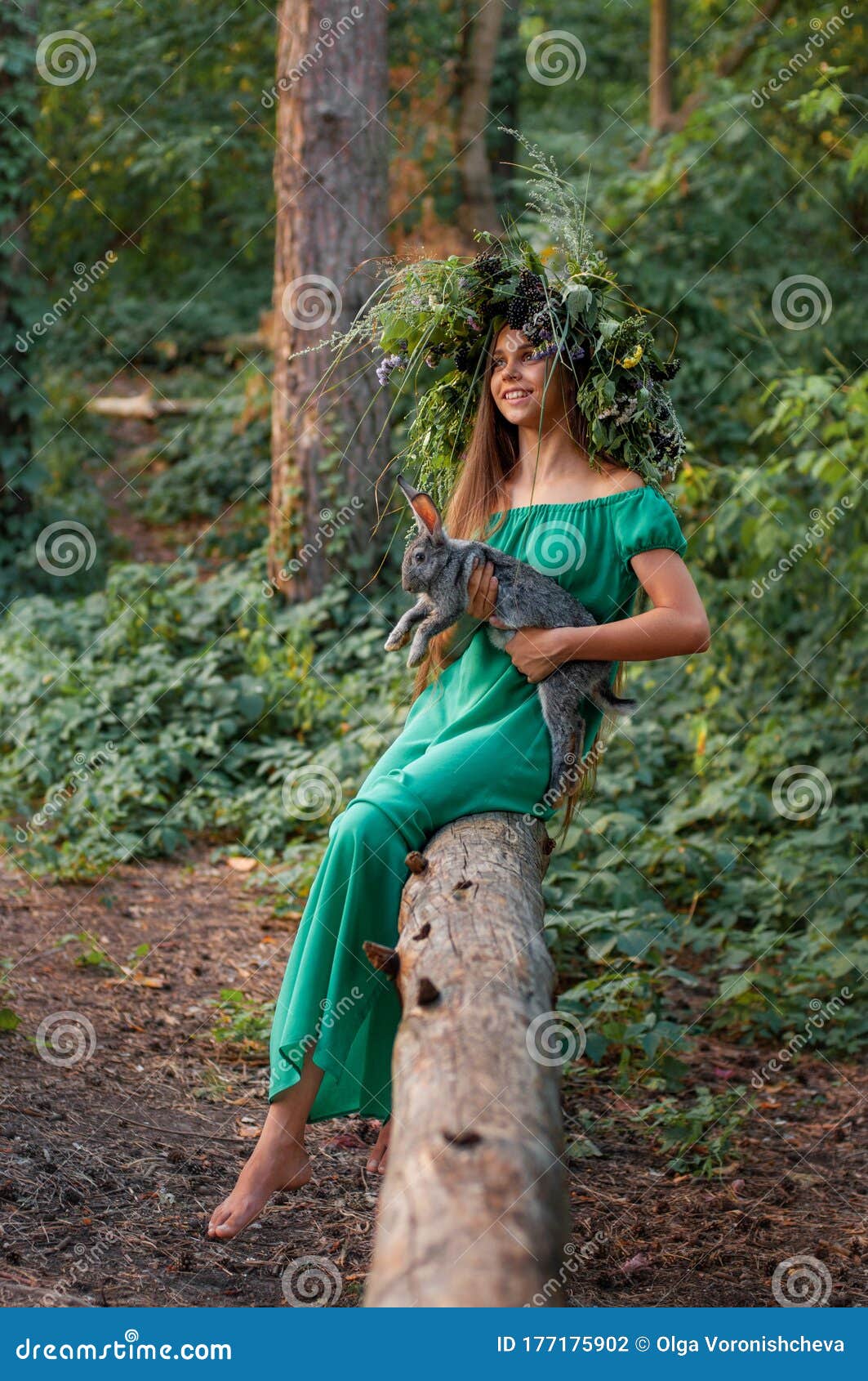 Portrait Vertical Dune Fille Aux Pieds Nus Dans Une Longue Robe Verte